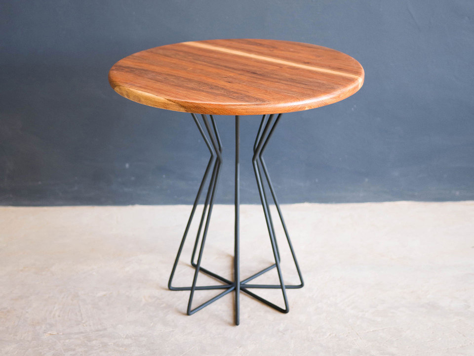 Hour Glass side table | Tabled
